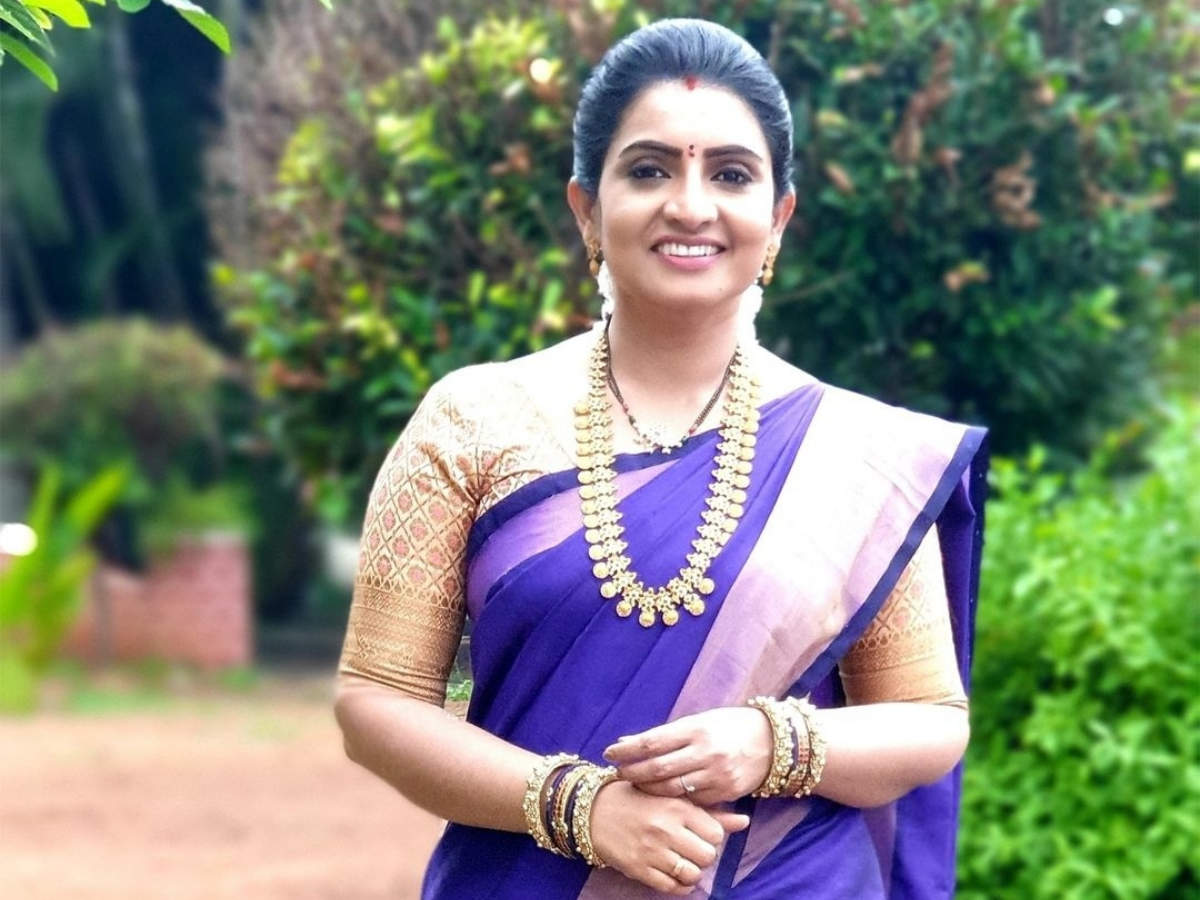 Pandian Stores Serial Cast, Real Names, Age, Salary, Net Worth, Timing ...