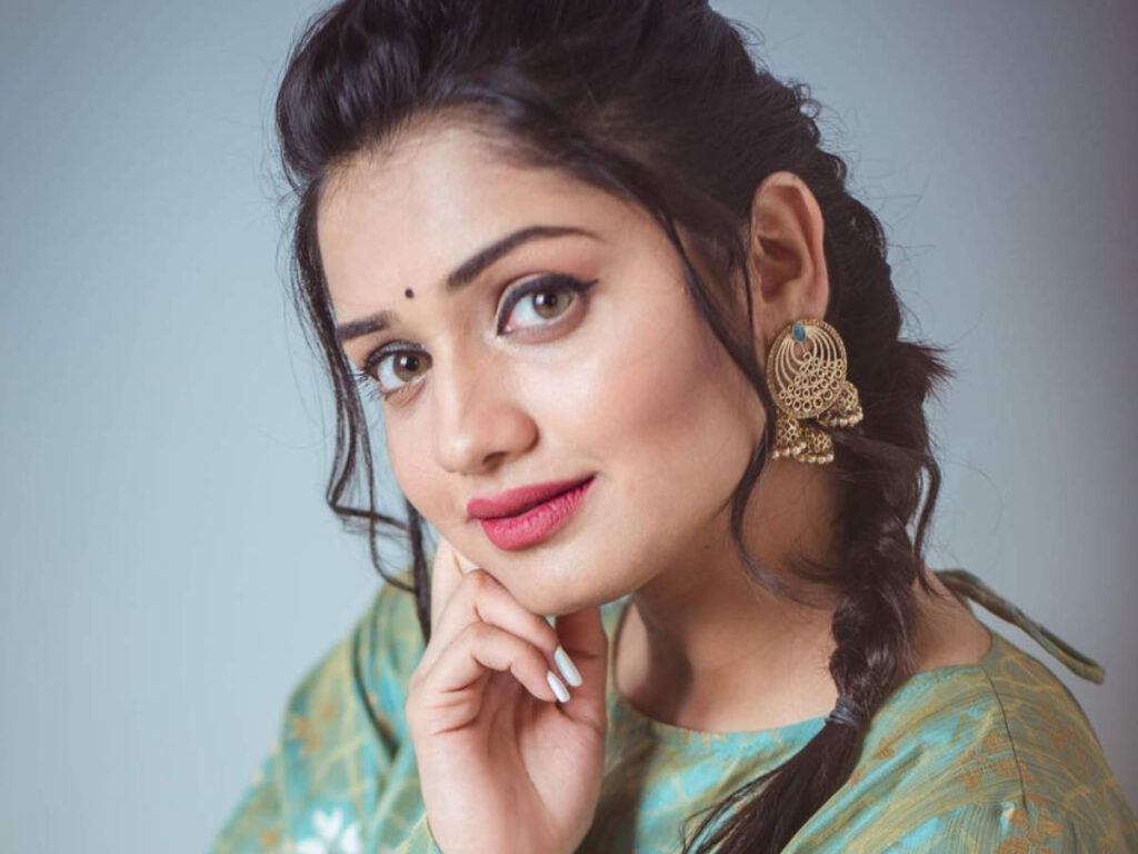 Man Udu Udu Zhala Serial Cast, Real Names, Age, Salary, Net Worth ...