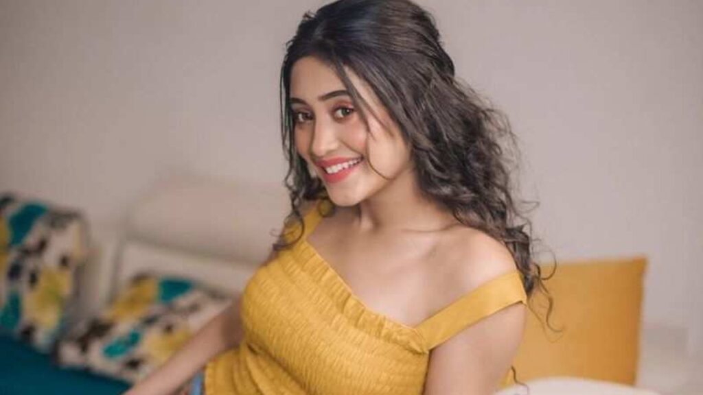 Yeh Rishtey Hain Pyaar Ke Serial Cast, Real Names, Age, Salary, Net ...