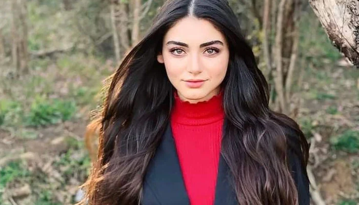 Özge Törer Biography, Height, Weight, Age, Movies, Husband, Family ...
