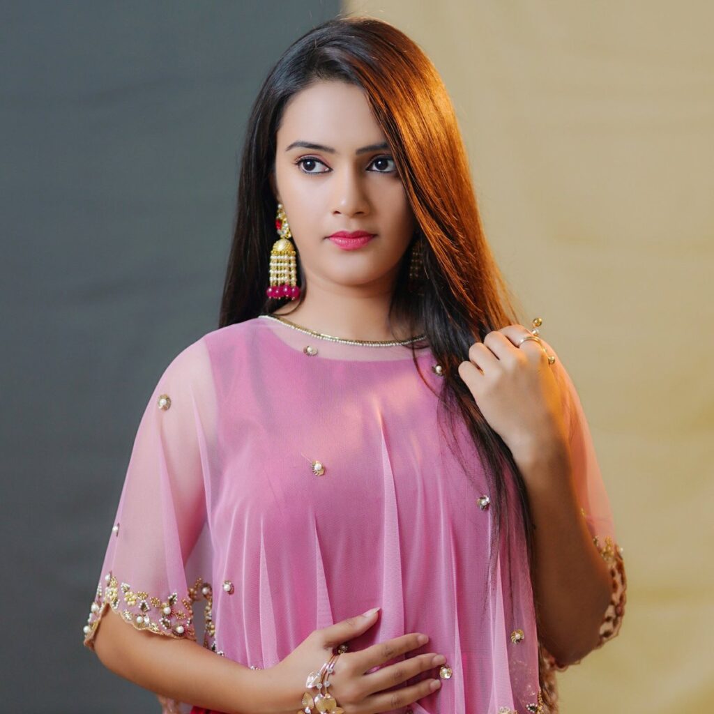 Intiki Deepam Illalu Serial Cast, Real Names, Age, Salary, Net Worth ...