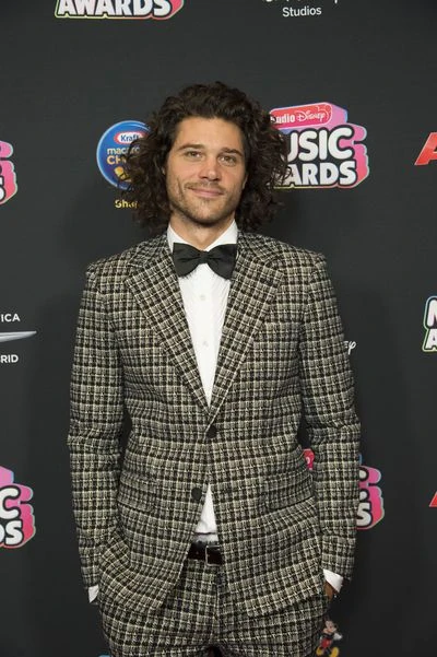 Trent Garrett Biography, Height, Weight, Age, Movies, Wife, Family ...